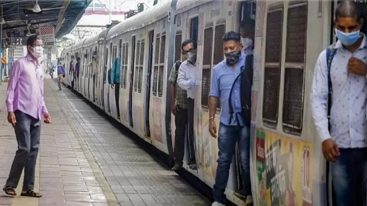 Country Shortest Train Route, Even Stops On Giving A Hand-ये है देश की ...