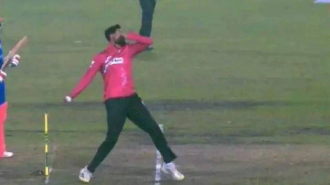 BPL 2024 Shoaib Malik Bowls Three No Ball In One Over Peole says its ...