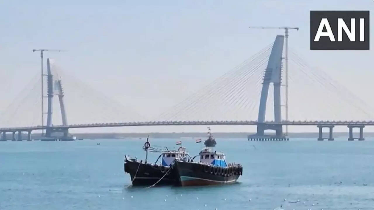 देश का सबसे बड़ा सिग्नेचर ब्रिज द्वारका में तैयार, समुद्र की लहरों के ...