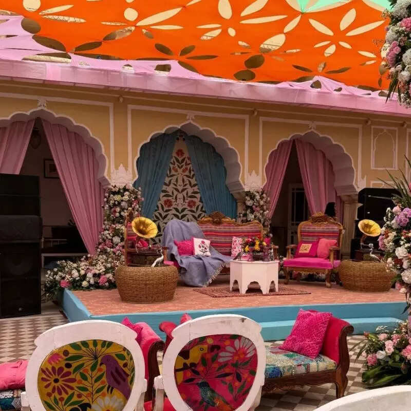 Surbhi Chanda के हाथों में सजा Karan Sharma के नाम का चूड़ा, हल्दी में ...