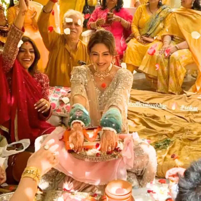 Surbhi Chanda के हाथों में सजा Karan Sharma के नाम का चूड़ा, हल्दी में ...