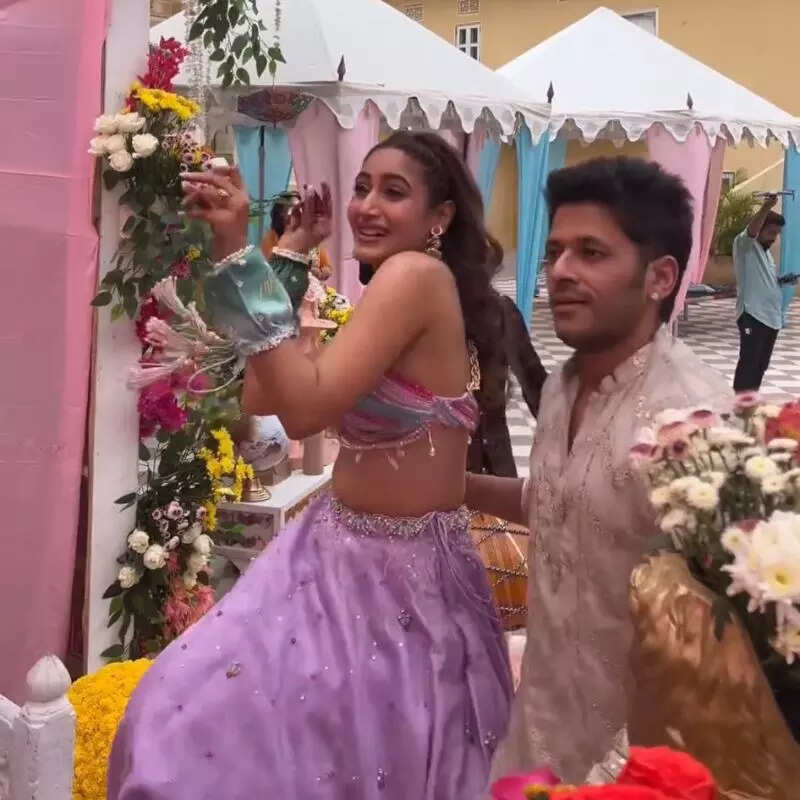 Surbhi Chanda के हाथों में सजा Karan Sharma के नाम का चूड़ा, हल्दी में ...
