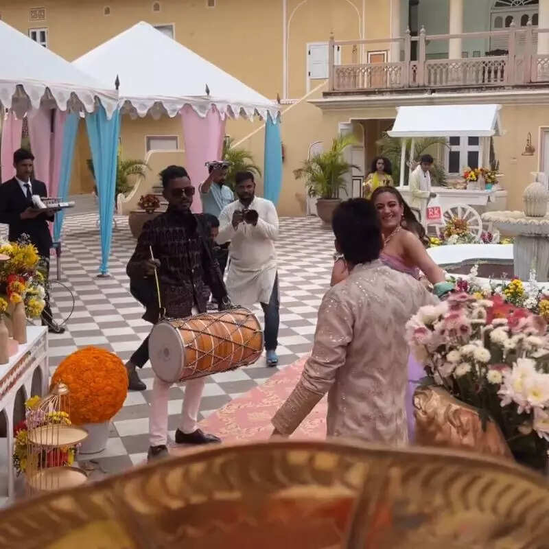 Surbhi Chanda के हाथों में सजा Karan Sharma के नाम का चूड़ा, हल्दी में ...