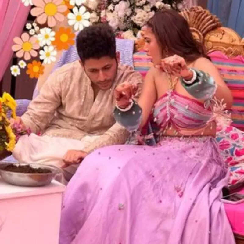 Surbhi Chanda के हाथों में सजा Karan Sharma के नाम का चूड़ा, हल्दी में ...