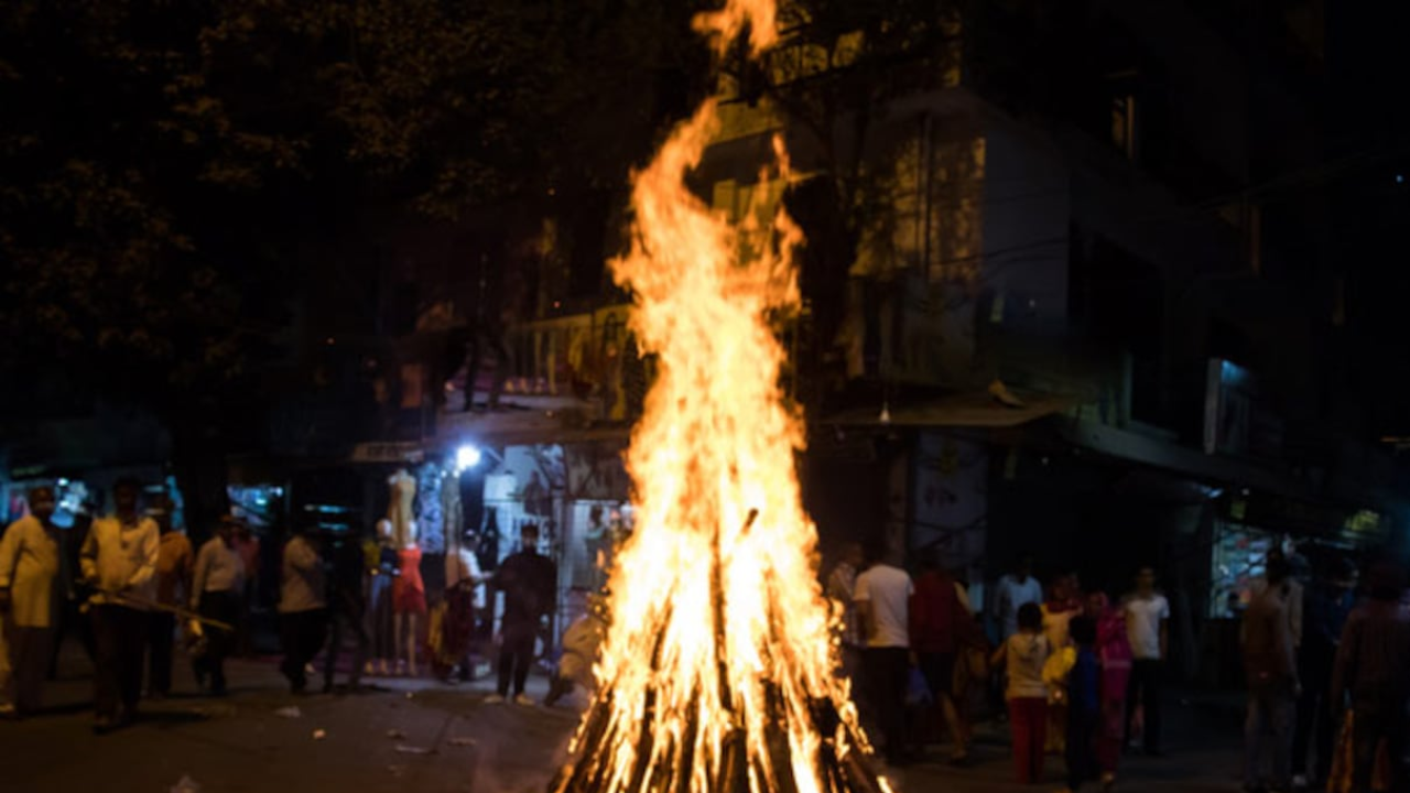 होलिका दहन की राख से करें ये काम, मां लक्ष्मी की बनेगी कृपा -Holika ...