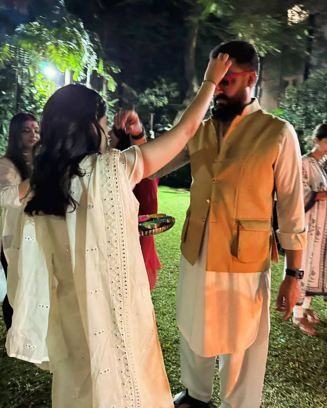 Bachchan Parivar Holi: अमिताभ बच्चन के घर हुआ होलिका दहन, नव्या नंदा ने ...