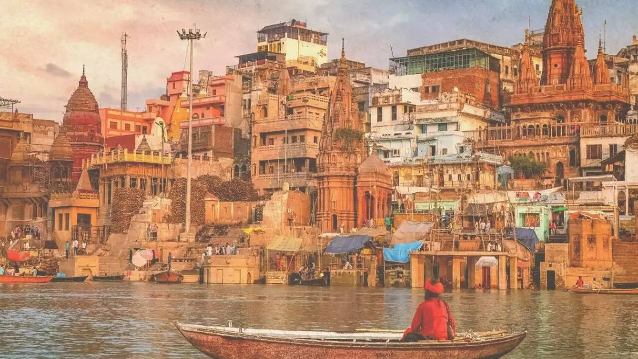Varanasi: गंगा की लहरों के ऊपर हवा में 'दौड़ी' वंदे भारत, देख चकित रह ...