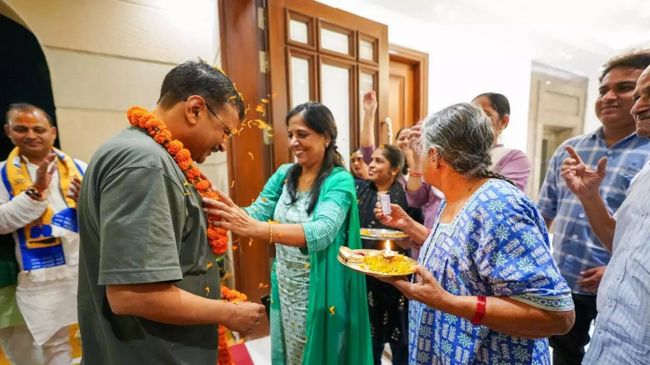 Delhi CM Arvind Kejriwal received a warm welcome from his family ...