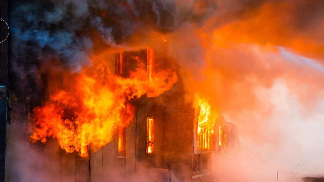Noida Fire News: आम्रपाली जोडियक की मार्केट में दुकान के बाहर लगी आग ...