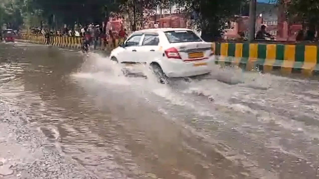Noida Rain : नोएडा में पोल खोल बारिश, सड़कें बनी तालाब; ट्रैफिक की धीमी ...
