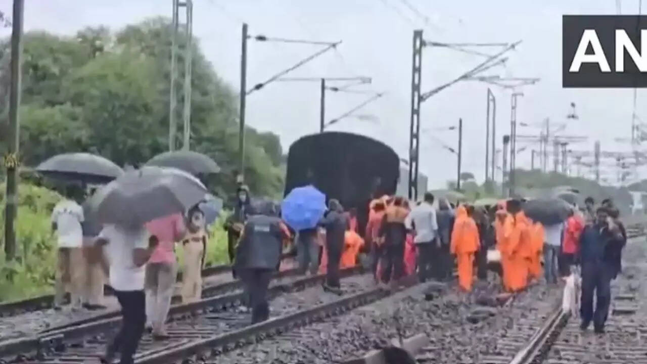 Goods Train Derail: गुजरात में मालगाड़ी पटरी से उतरी, वलसाड और सूरत के ...
