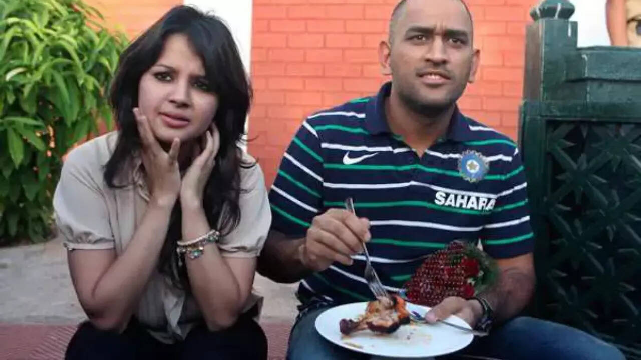 MS Dhoni Left Eating Non Veg For A Month Reason Is Astonishing- धोनी ने ...