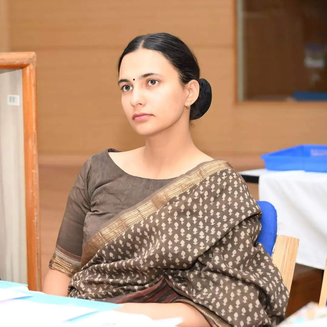 Success Story of IPS Aashna Chaudhary Social Media Star Become UPSC Topper Lady IPS First ...