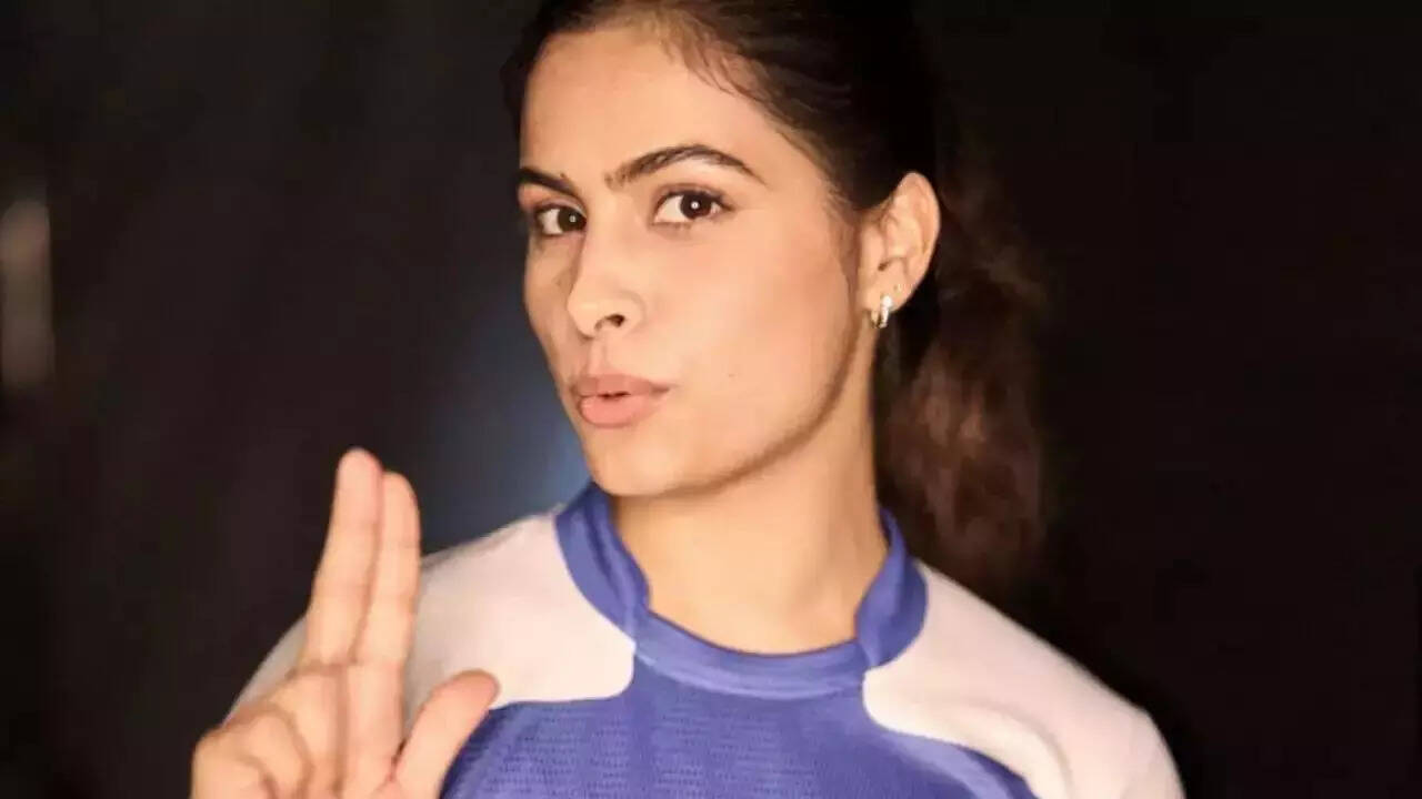 Manu Bhaker Ramp Walk photos viral check glamourous look of olympic ...