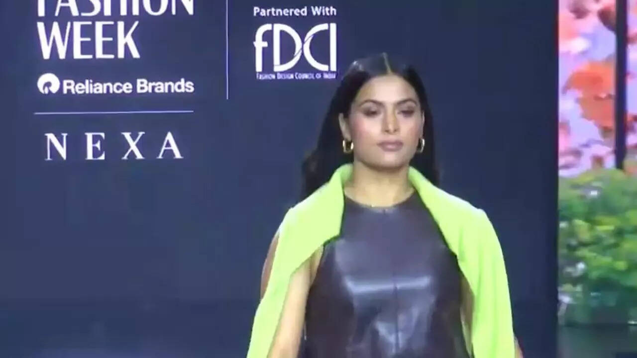 Manu Bhaker Ramp Walk photos viral check glamourous look of olympic ...