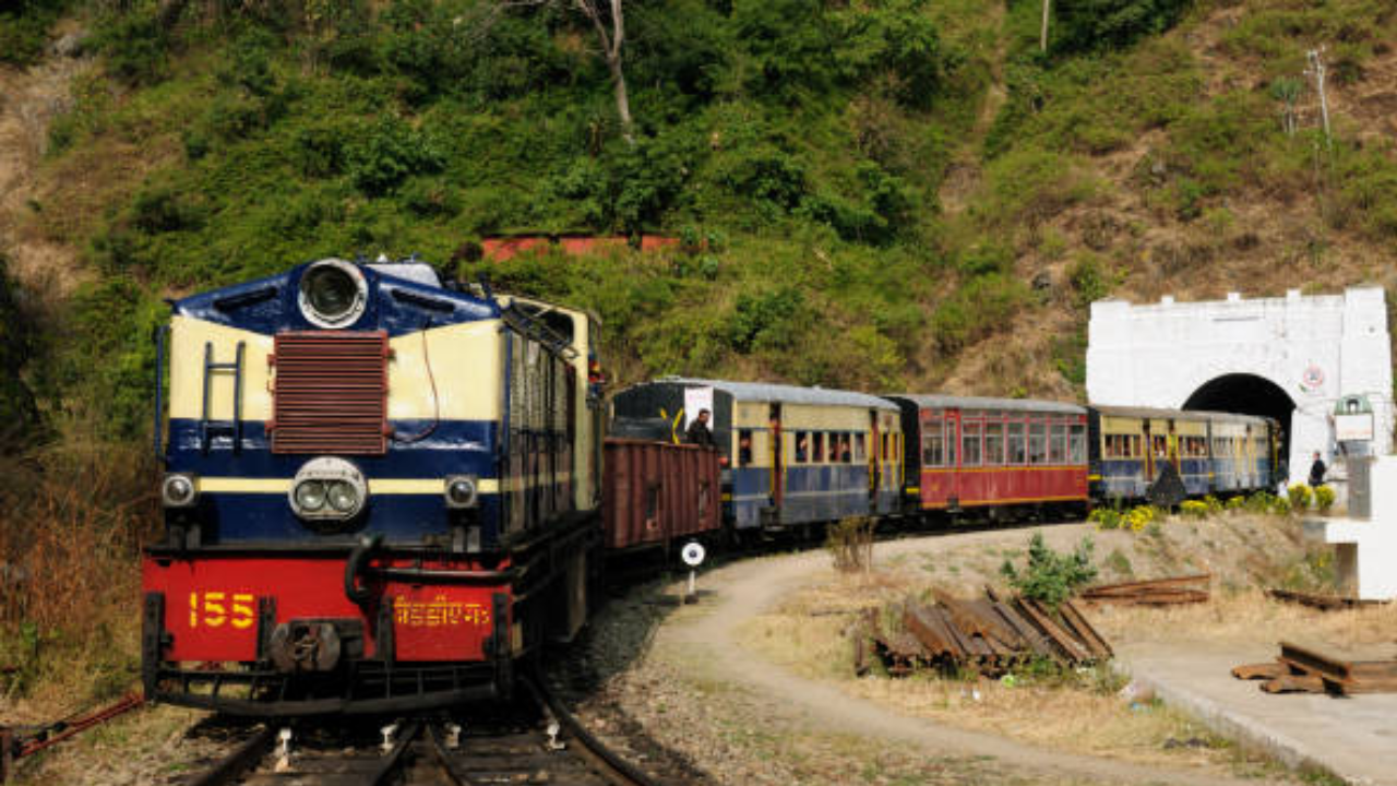 बिना इंजन के पटरियों पर गर्दा उड़ाती है भारत की इकलौती ट्रेन, राजधानी ...