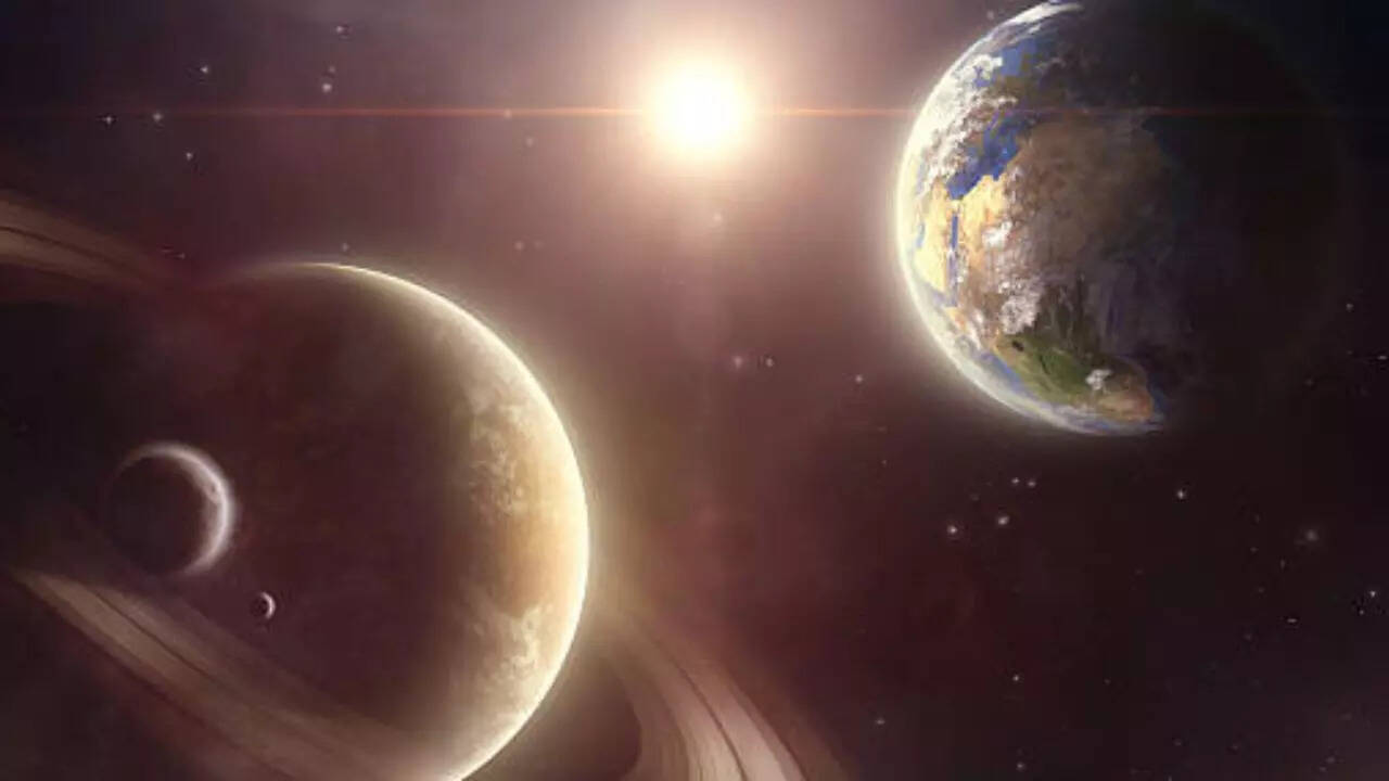 Kiske pass hain sabse jyada chand sabse jayda moon kis grah ke pass ...