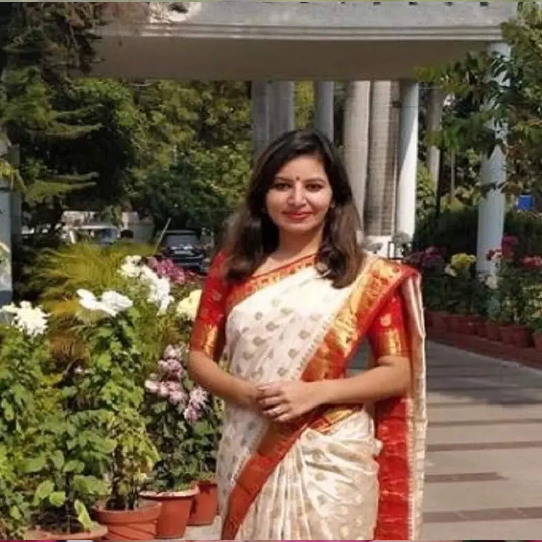 IAS Prerna Singh ACEO of Greater Noida authority success story Career ...