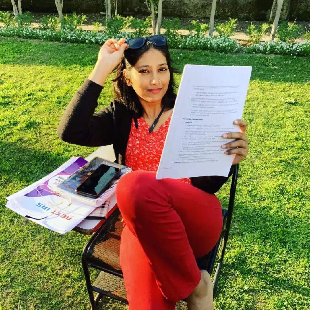 Success Story of IPS Shruti Agarwal Cracked UPSC without Coaching Multi Talented IPS- आईपीएस ...