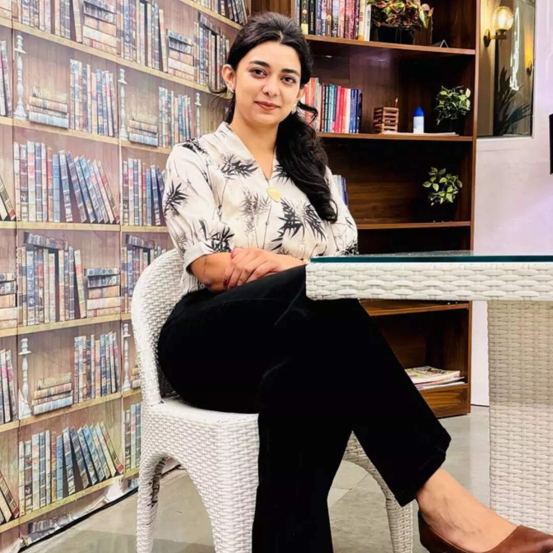 Meet IAS Rupal Rana Daughter of ASI Delhi Police Cracked UPSC with Rank ...