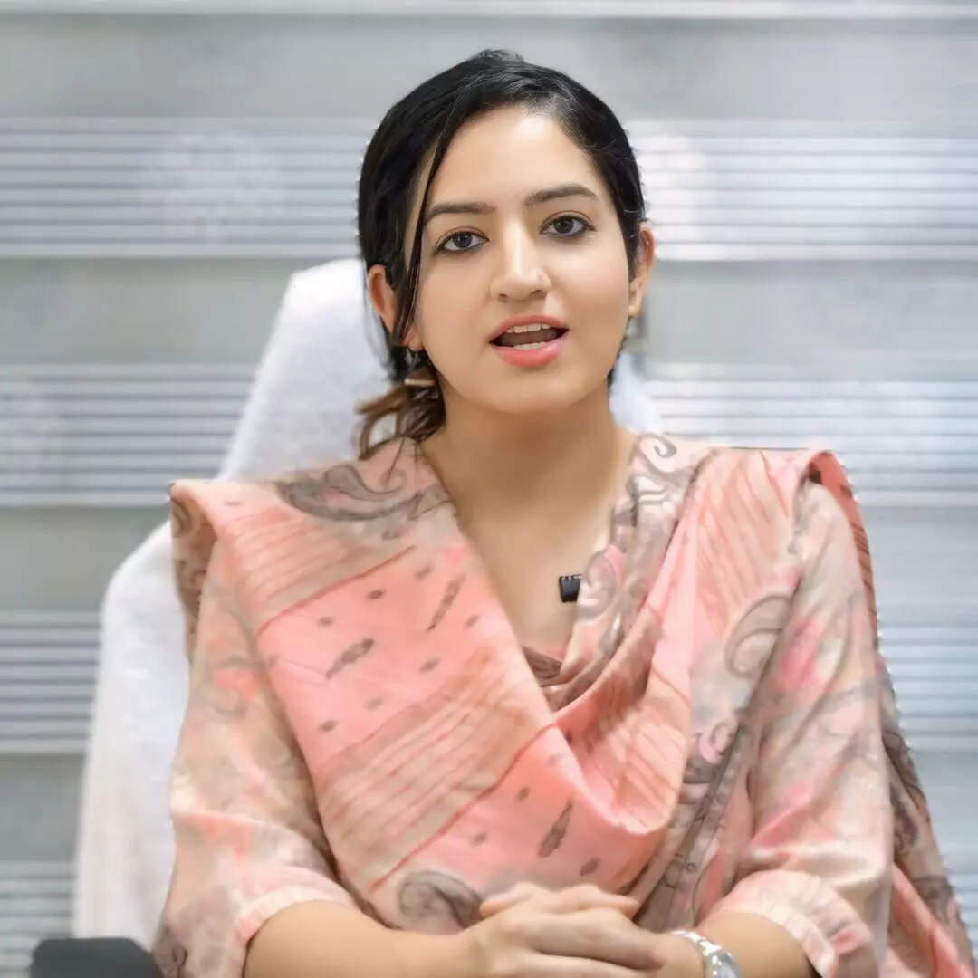 Success Story of IAS Saloni Rai Cracked UPSC With Rank 22 Become Railway Police officer to IAS ...