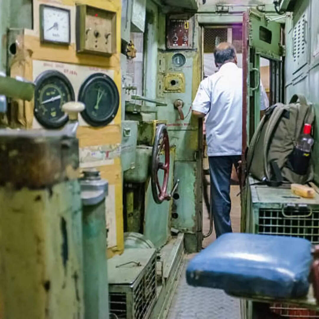 What Is A Train Engineer Salary Know Railway JE Salary Facilities- कितनी होती है ट्रेन के ...