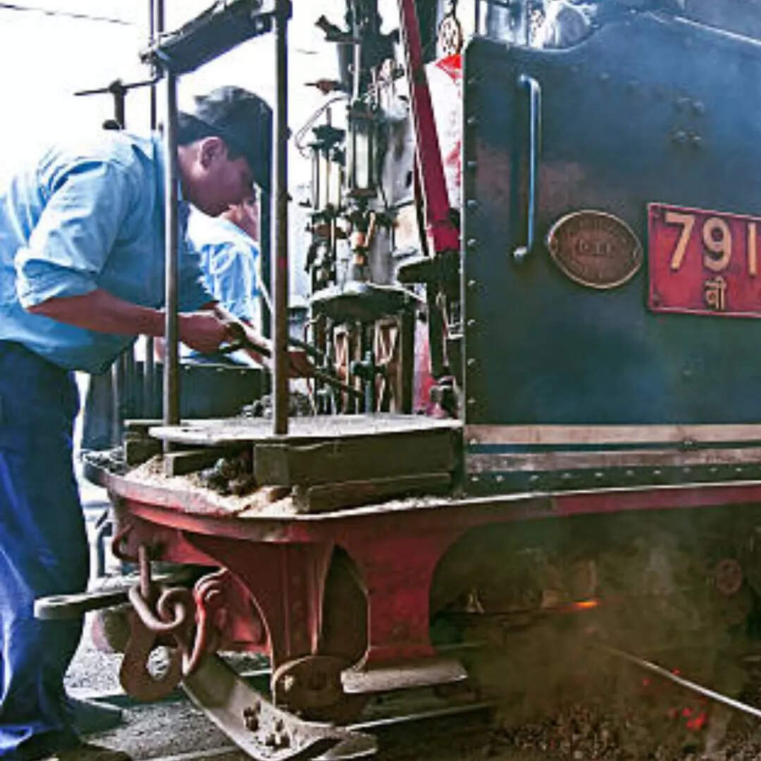 What Is A Train Engineer Salary Know Railway JE Salary Facilities- कितनी होती है ट्रेन के ...