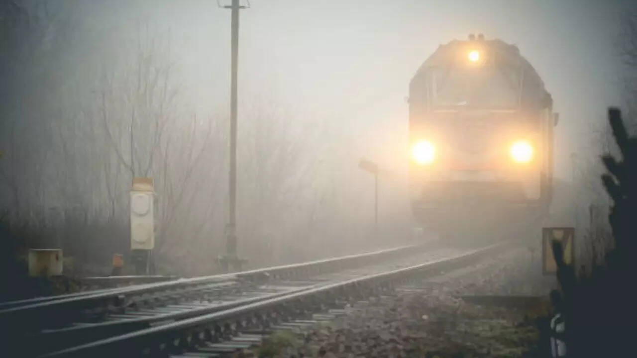 Train Running Late Today: कोहरे ने थामी रफ्तार.. दिल्ली से चलने वाली 41 ...