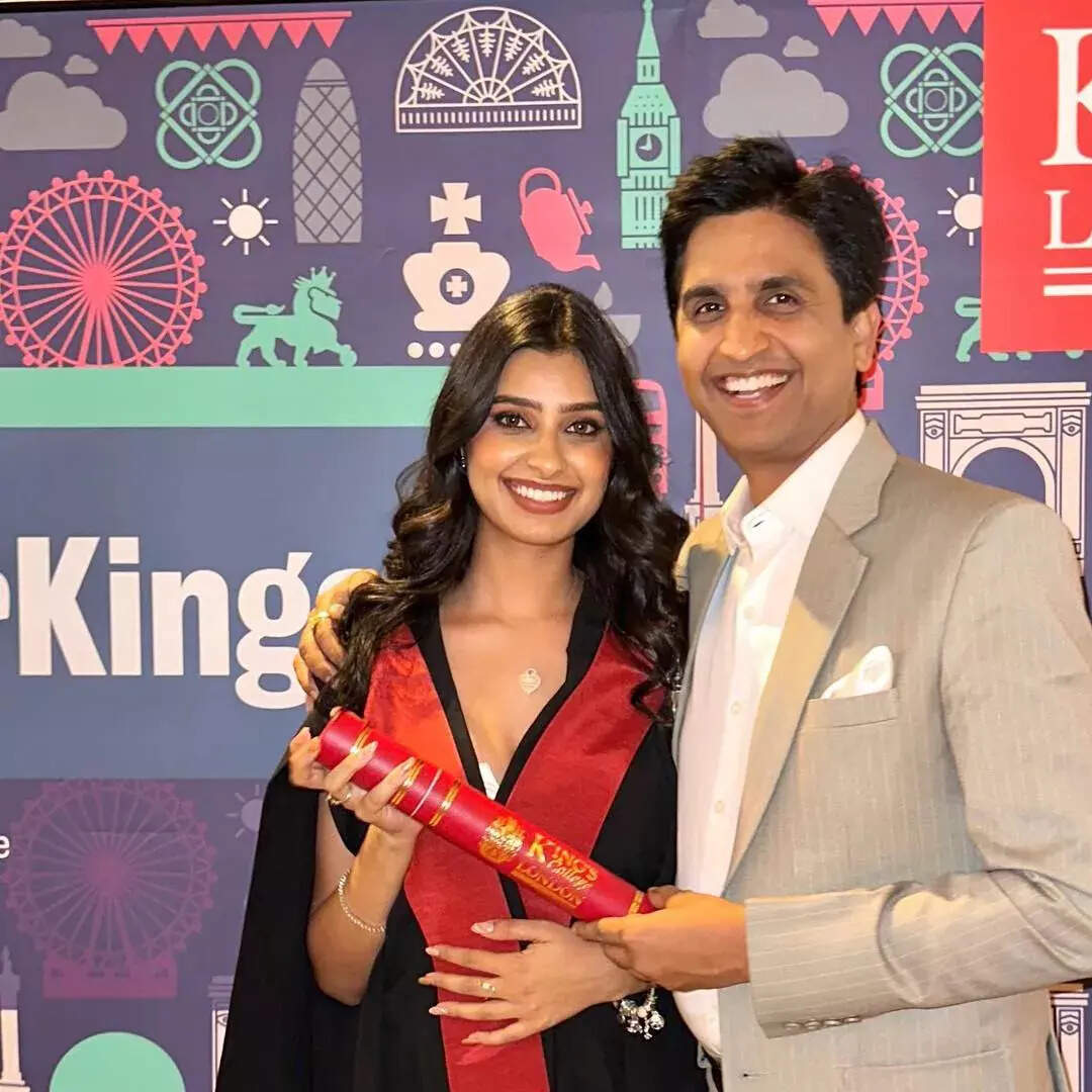 Kumar Vishwas Daughter Kuhu Sharma Agrata sharma education Kumar vishwas wife manju sharma ...