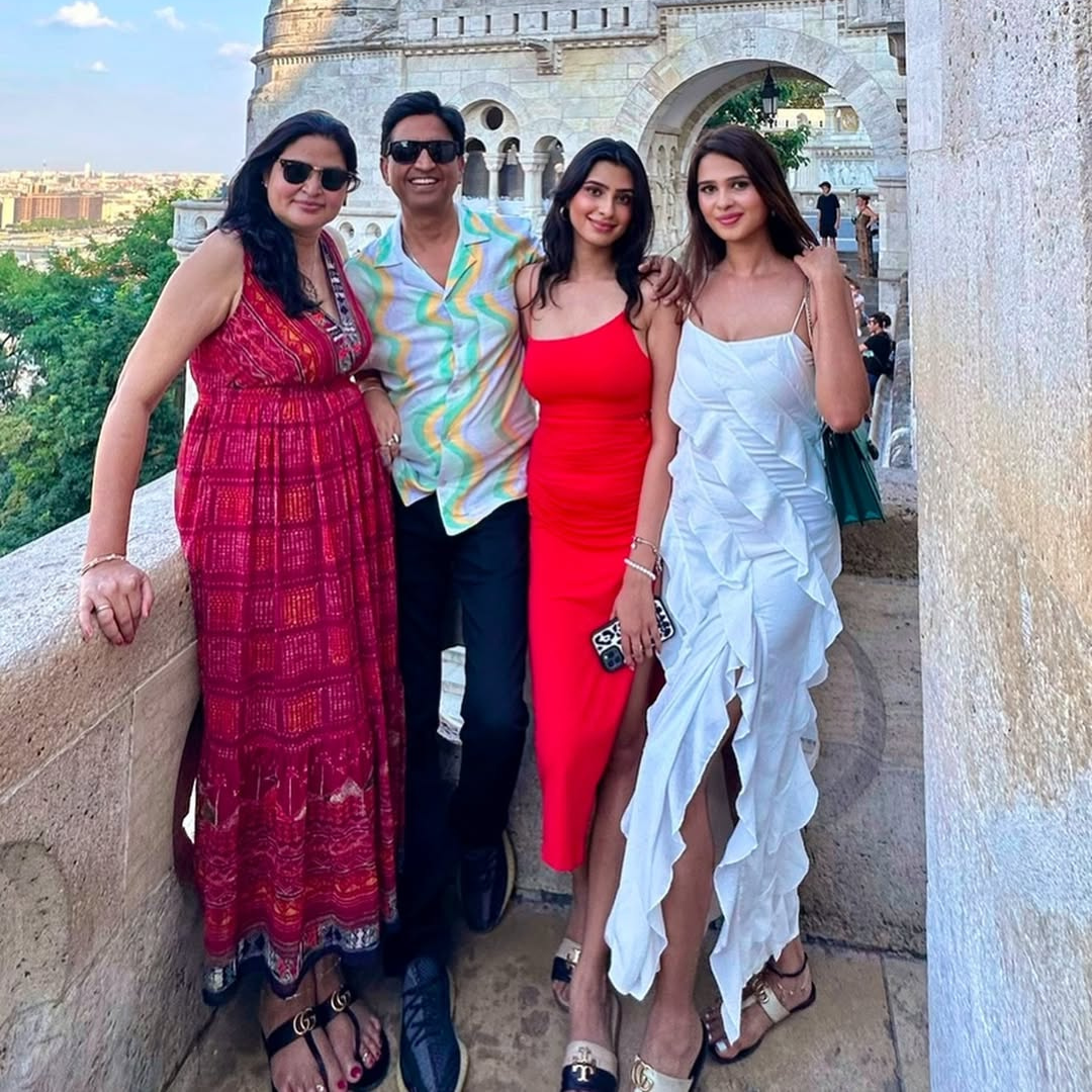 kumar vishwas wife manju sharma and daughters agrata kuhu vishwas looks ...