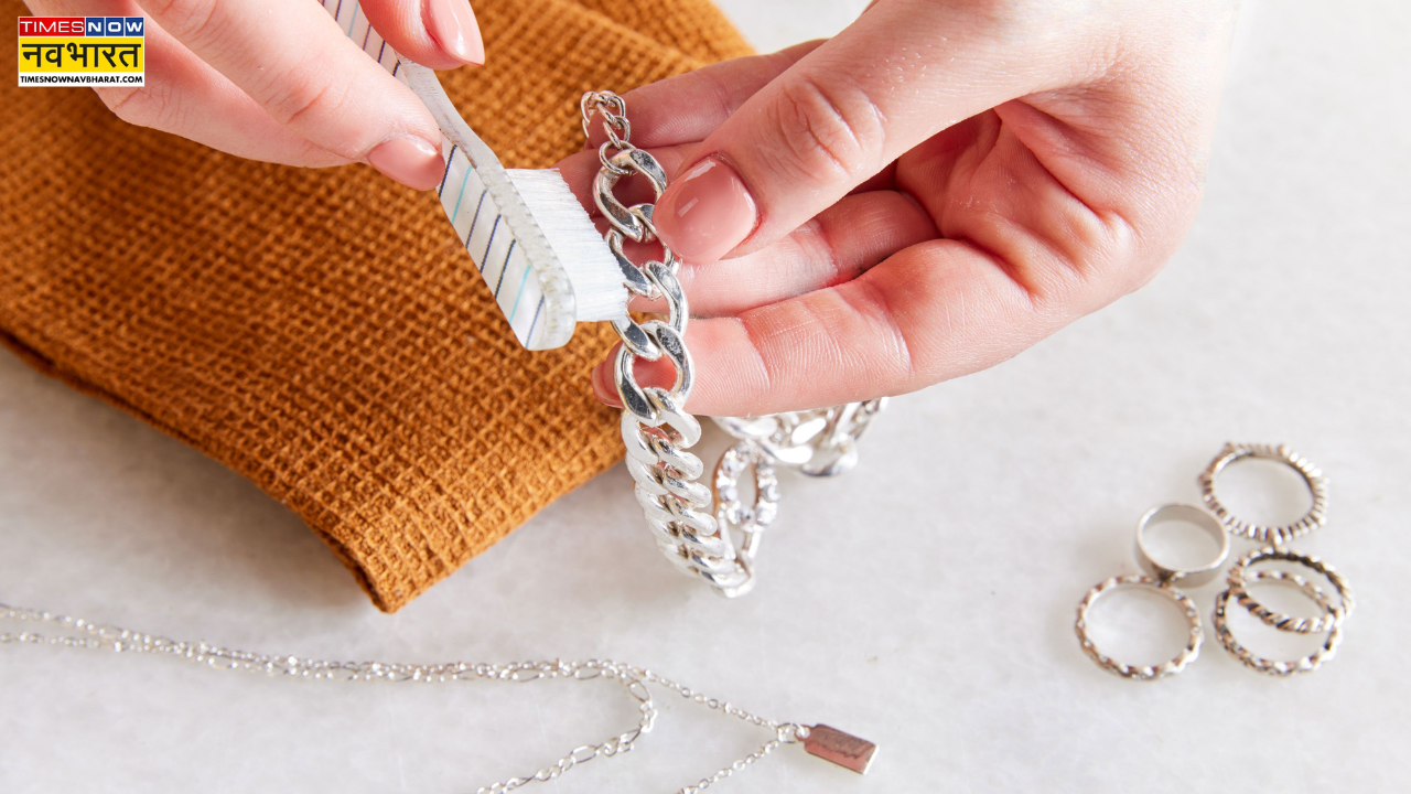 How To Clean Silver At Home: झट से चमक जाएंगे चांदी के बर्तन-गहने, घर ...