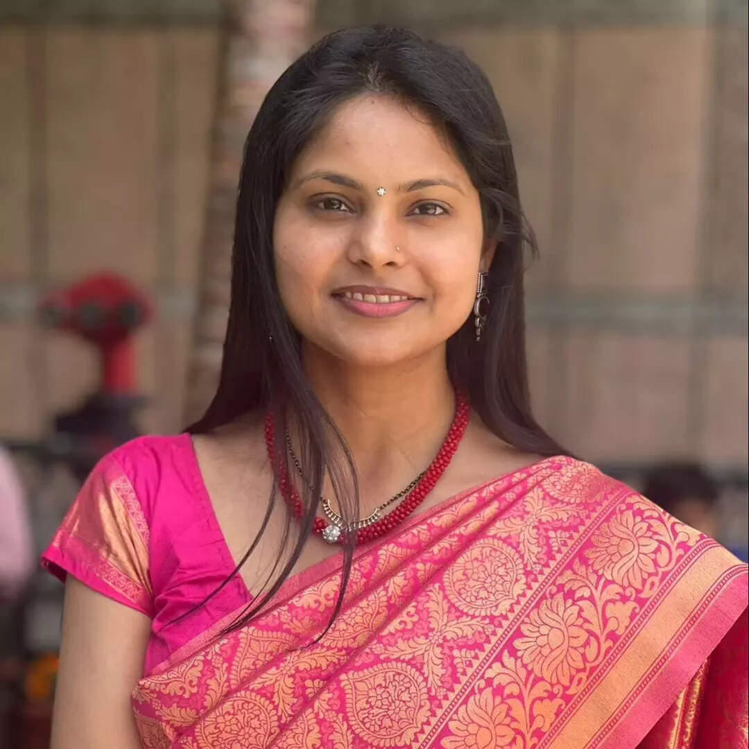 IAS Ashima Goyal Motivational Story daughter of a cyber cafe owner ...