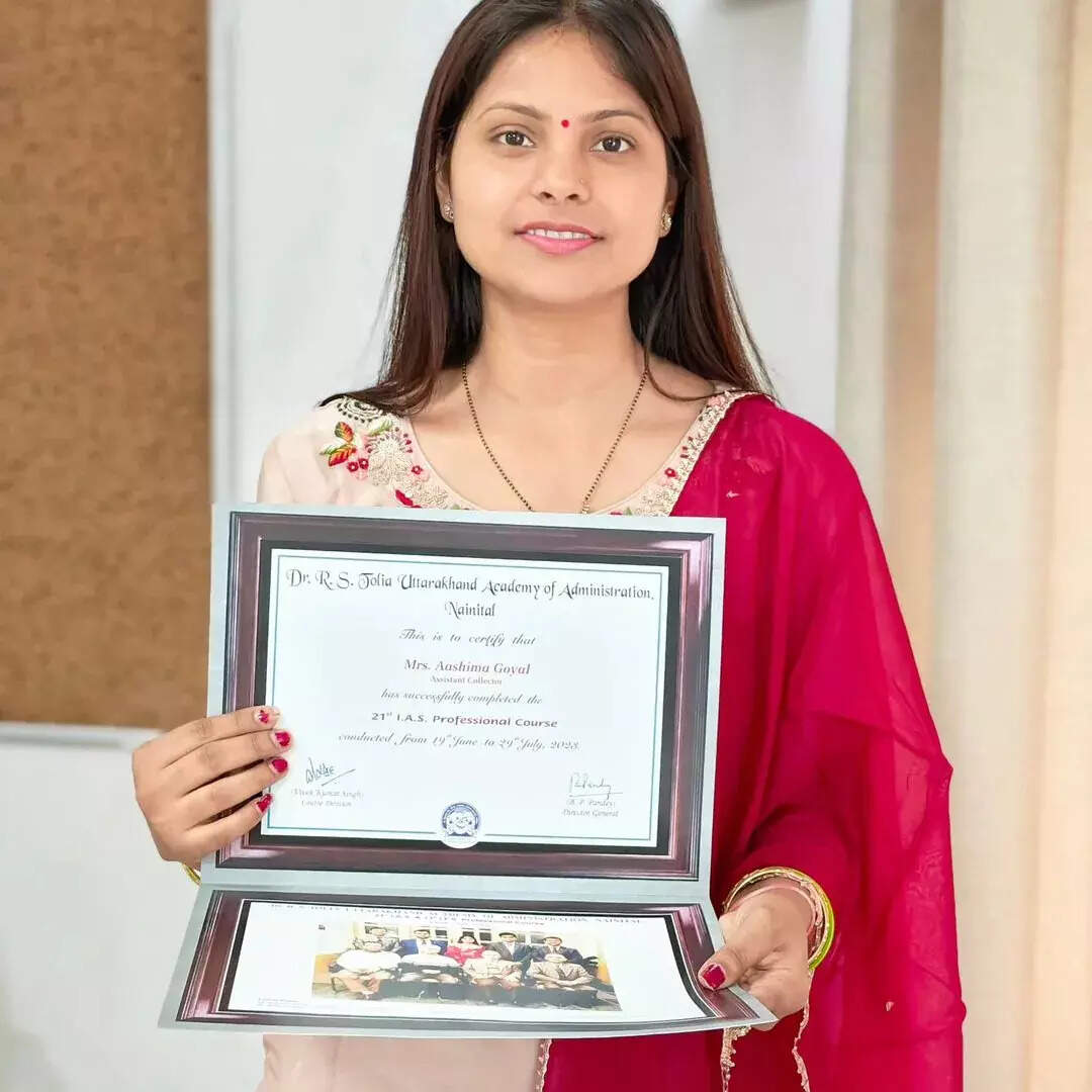 IAS Ashima Goyal Motivational Story daughter of a cyber cafe owner ...