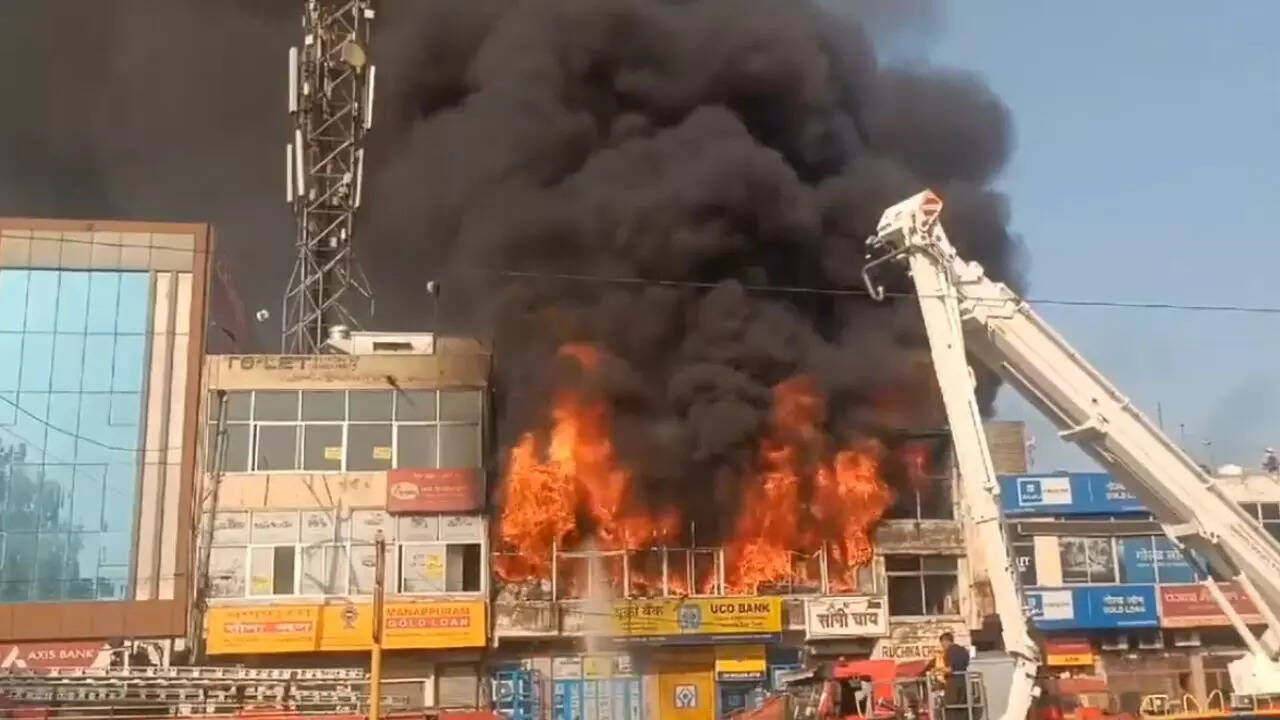 Jaipur Fire: रबर गोदाम में लगी भीषण आग, आसमान में छाया धुएं का गुबार ...
