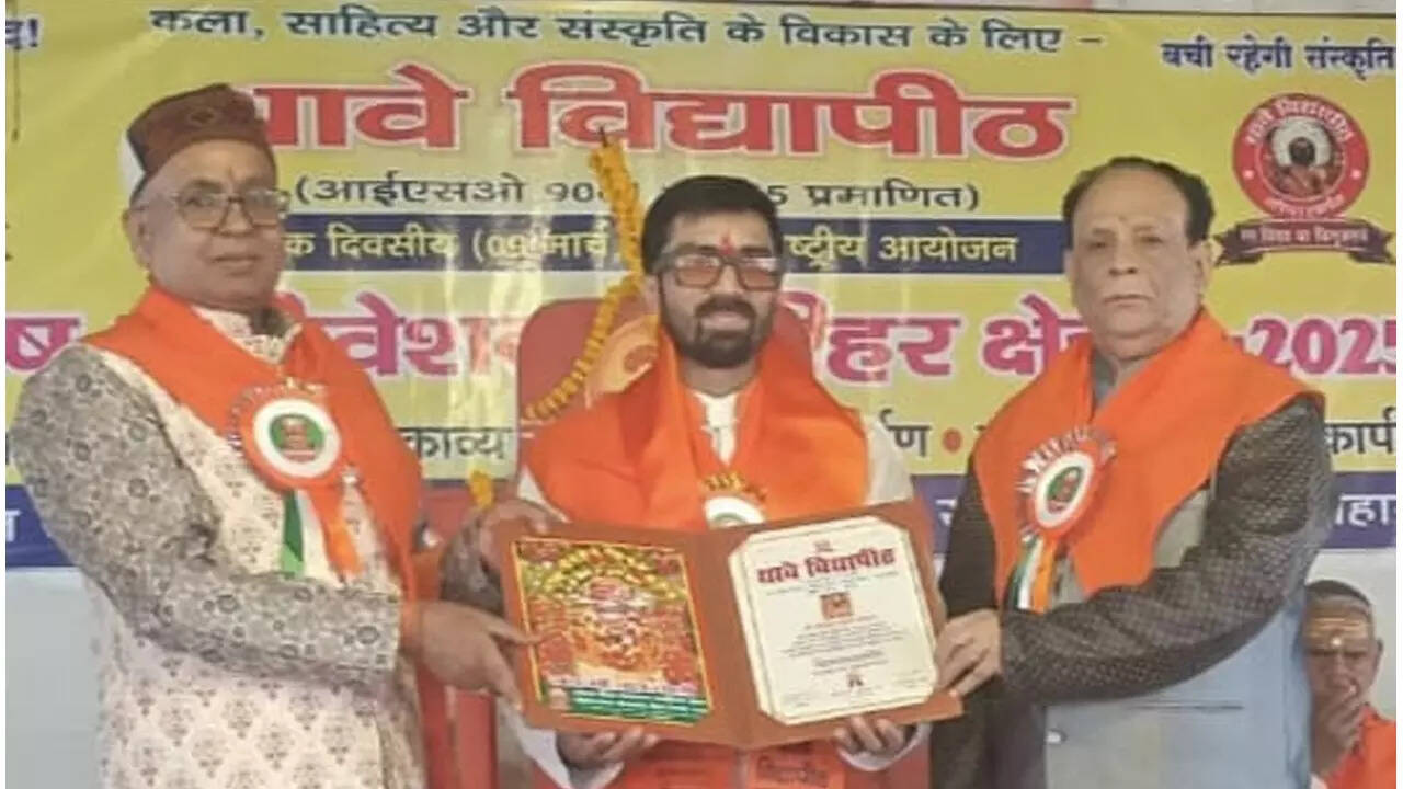Folk singer Alok Pandey Gopal gets honorary doctorate degree, learned ...