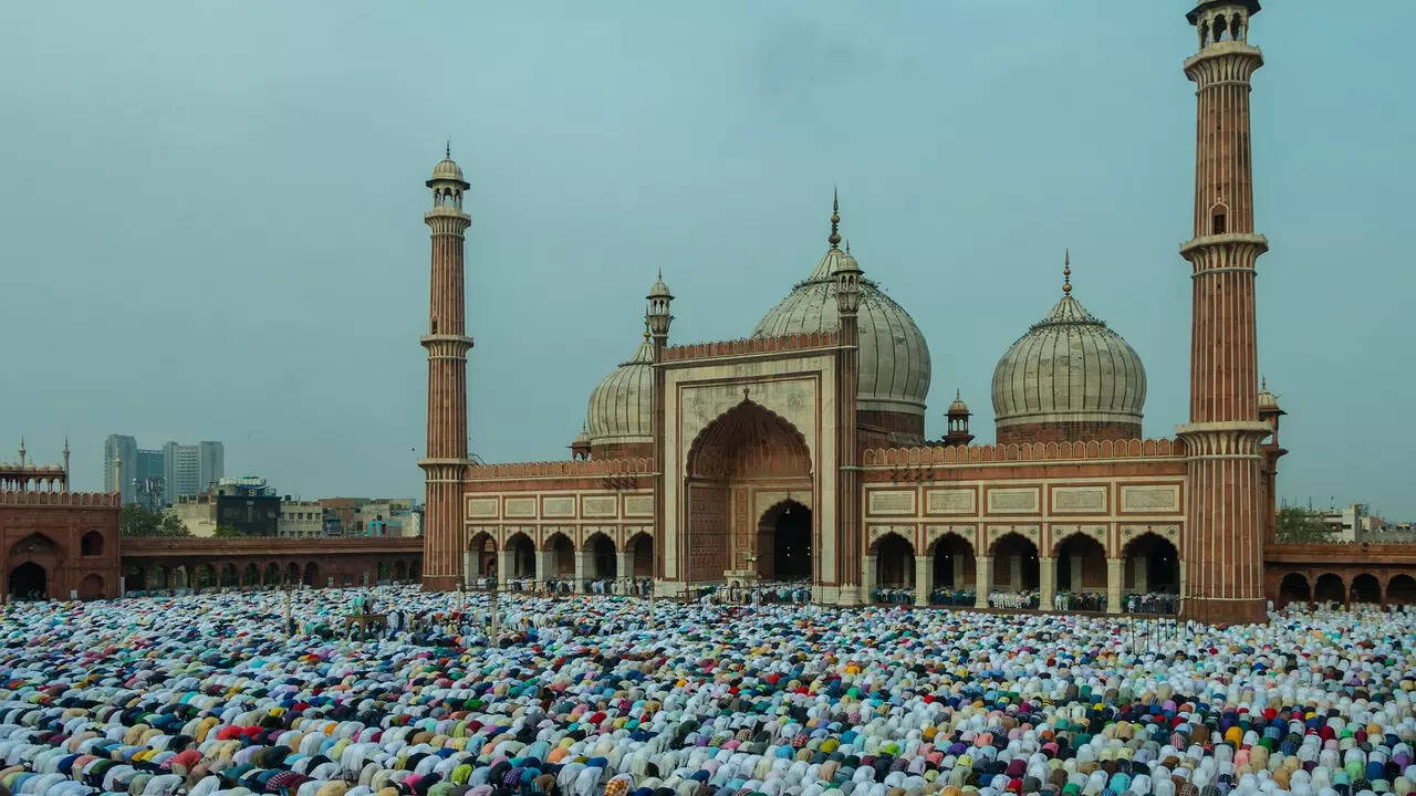 Eid 2025 Essay in Hindi Best and short Eid ul Fitr 2025 essay Nibandh ...
