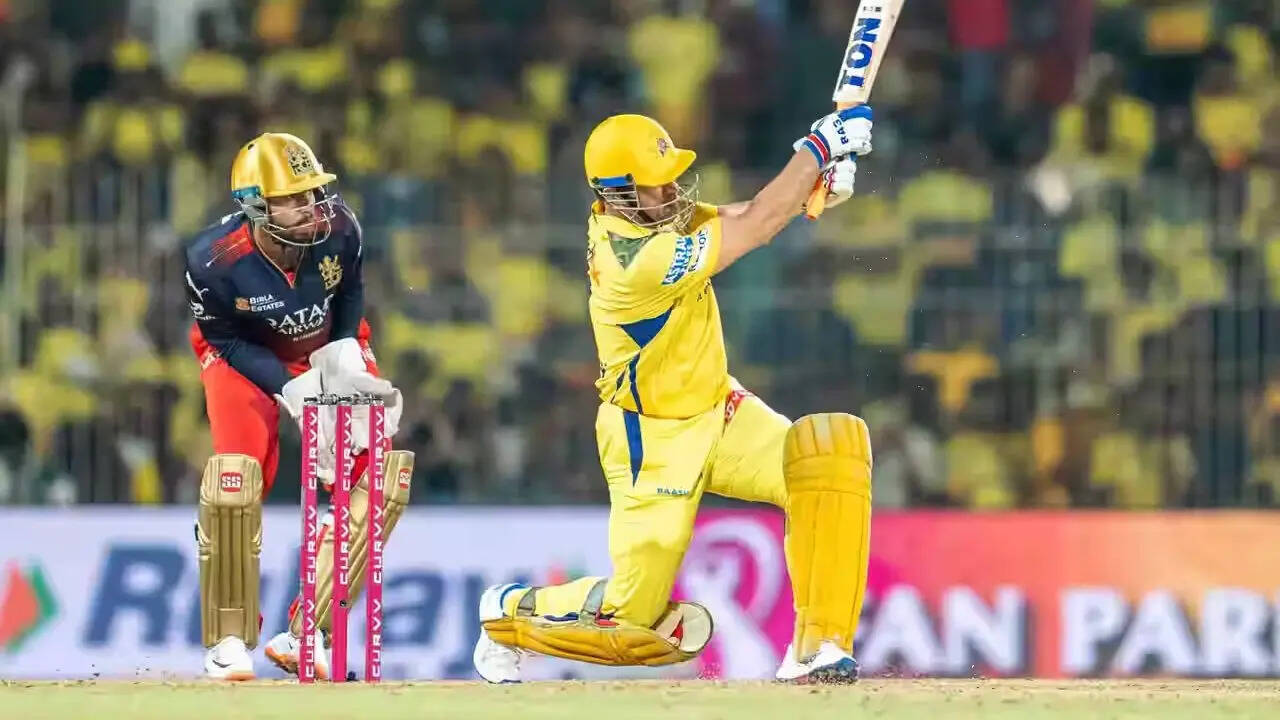MS Dhoni Breaks Suresh Raina Record of Highest Runs for CSK in IPL ...