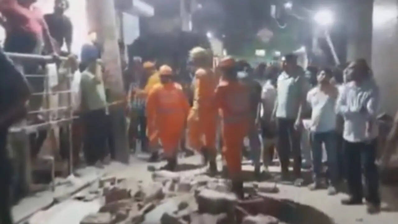 Delhi Building Collapsed: दिल्ली में ढही 4 मंजिला इमारत, अबतक 11 लोगों ...