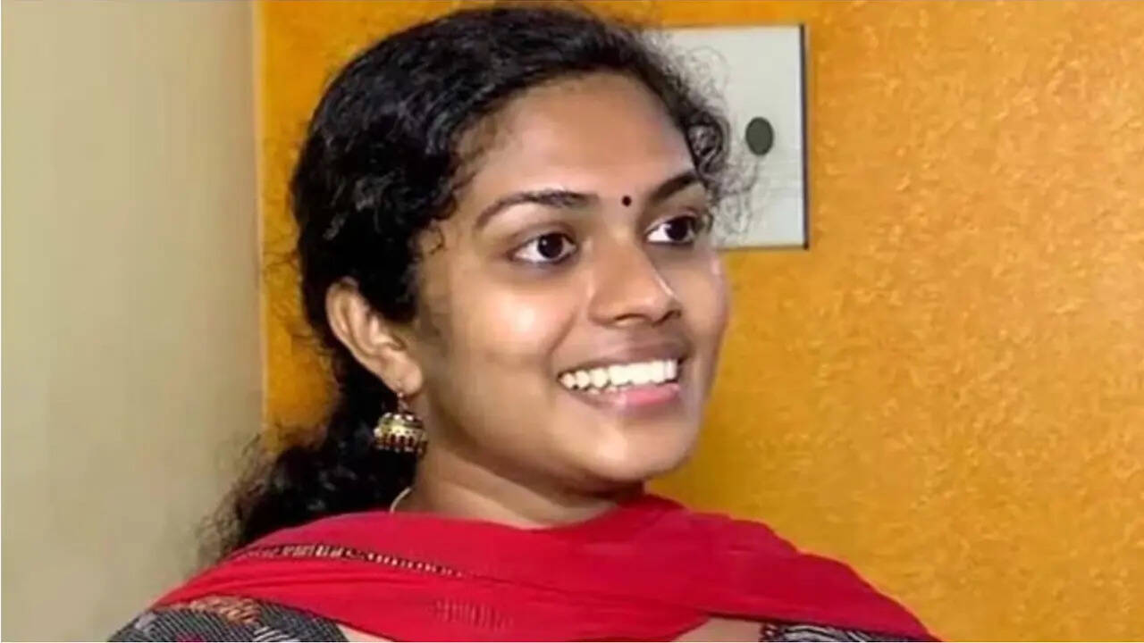 IAS S Aswathy Motivational story a Labourer Daughter cracked UPSC in ...