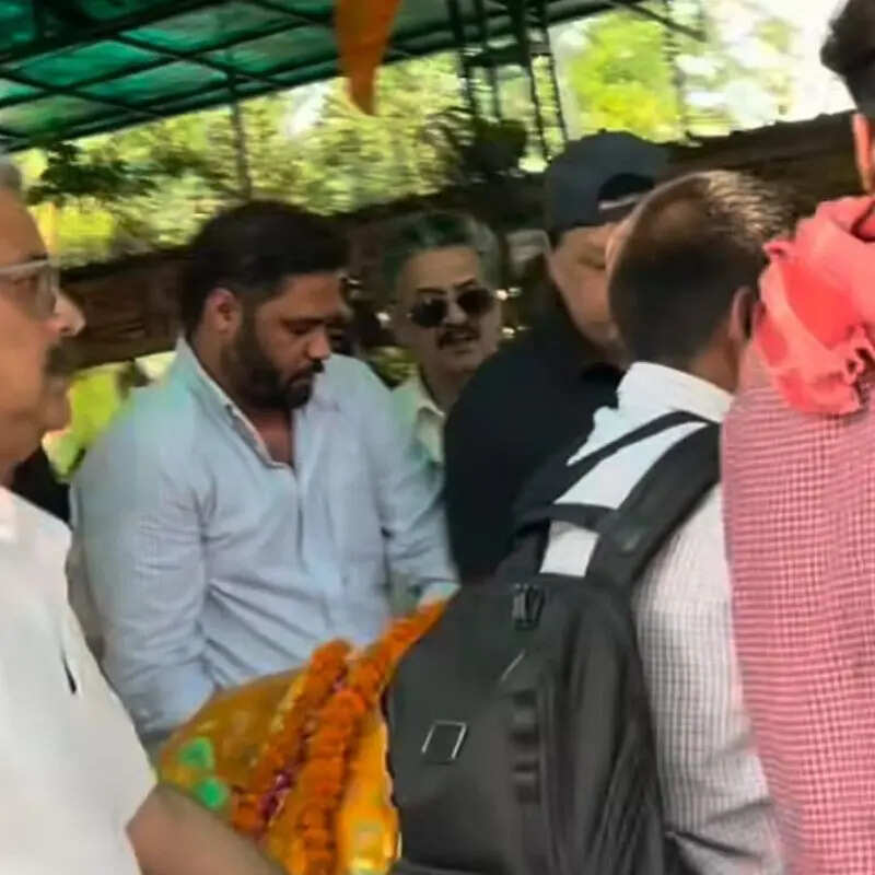 Mukul Dev Funeral: पंचतत्व में विलीन हुए एक्टर मुकुल देव, नम आंखों के ...