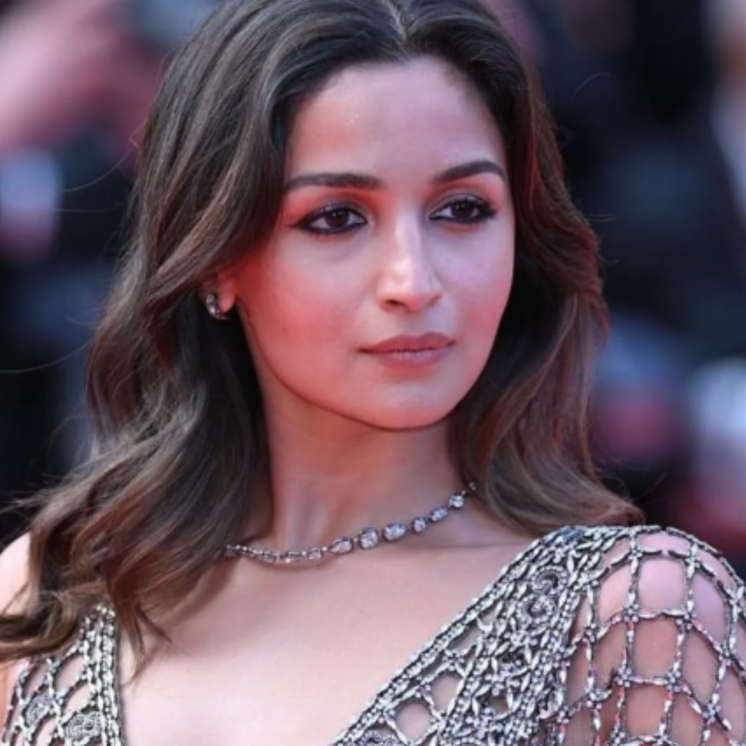 Alia Bhatt Cannes : कजरारी आंखें, चमकीला बदन.. जालीदार साड़ी में यूं कान्स क्वीन बनीं आलिया भट्ट ...