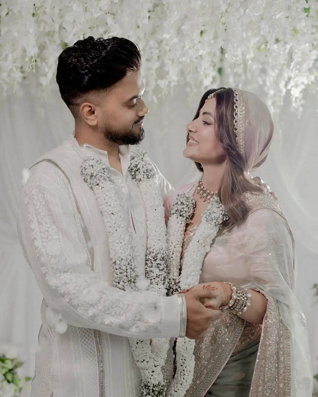 Hina Khan Mehndi design: प्यारे पिया के नाम की मेहंदी लगवाकर फूल सी खिली हिना खान, हथेली से लेकर ...