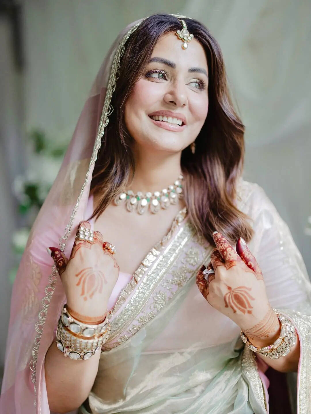 Hina Khan Saree Design: चटक लाल नहीं हल्के रंग की साड़ी पहन सजीं हिना खान, पल्लू और मेहंदी में ...