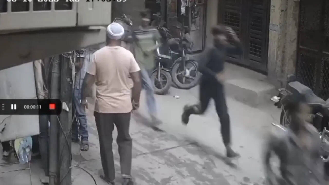 दिल्ली में फिल्मी क्राइम सीन! नाबालिग को दौड़ा-दौड़ाकर चाकू से किए ...