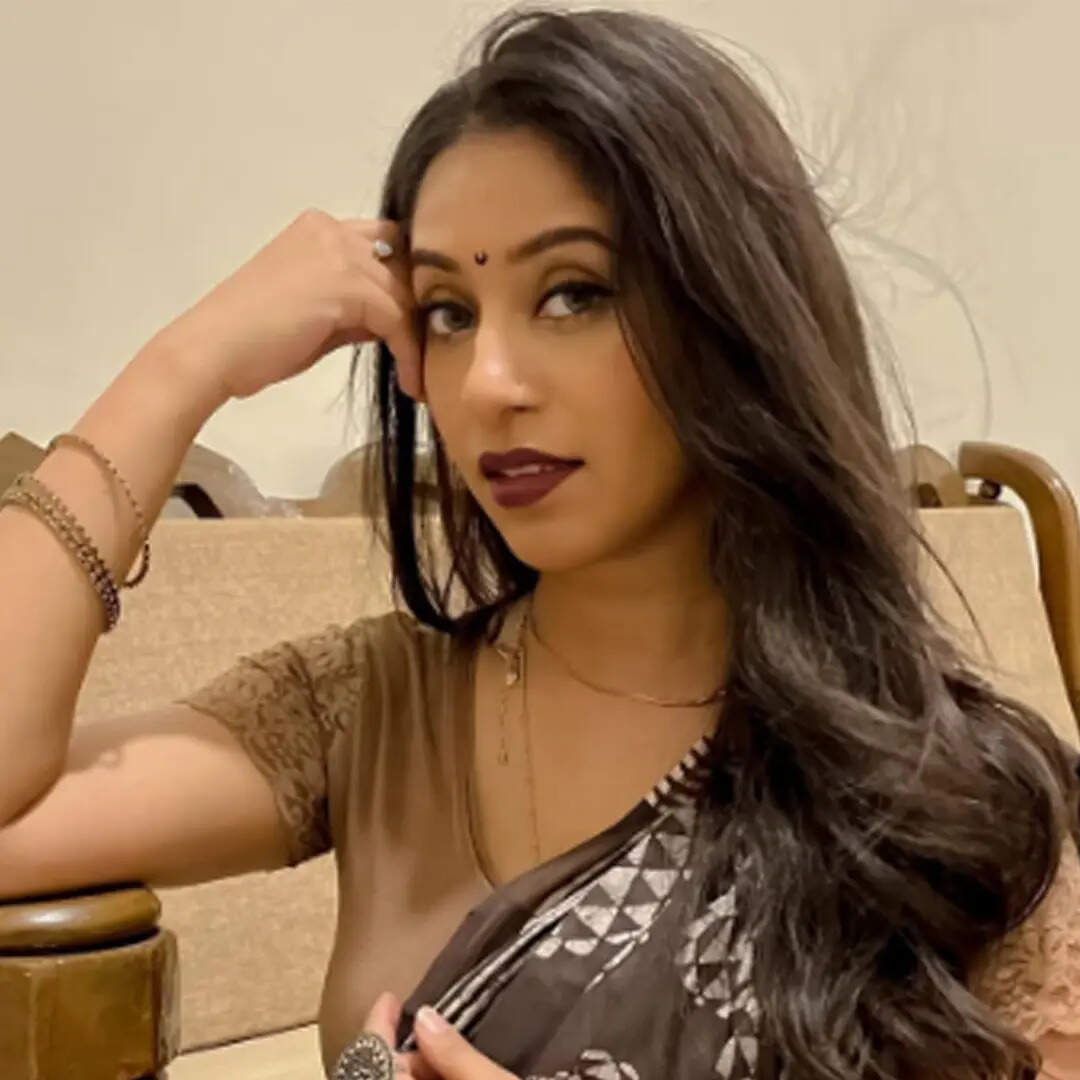 Air India cabin crew Air hostess Roshni Rajendra Songhare Among 241 ...