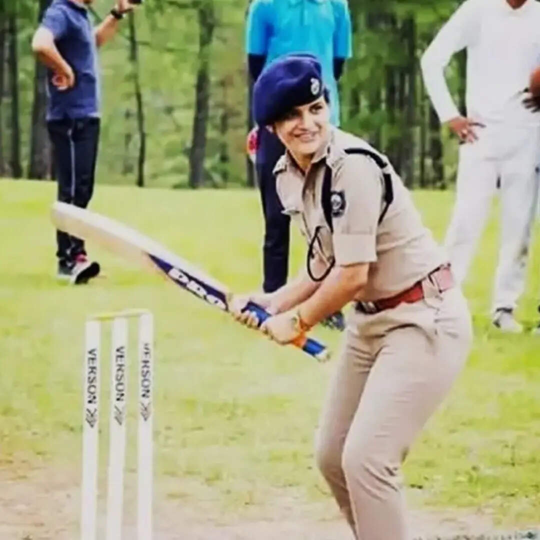 IPS Shalini Agnihotri Inspirational story daughter of a bus conductor IPS Shalini Agnihotri UPSC ...