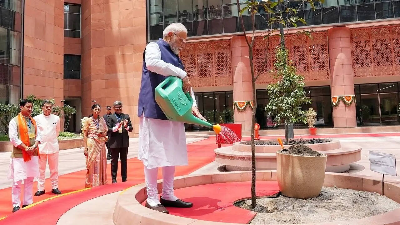 kisne aur kitne rupaye me banaya kartavya bhavan