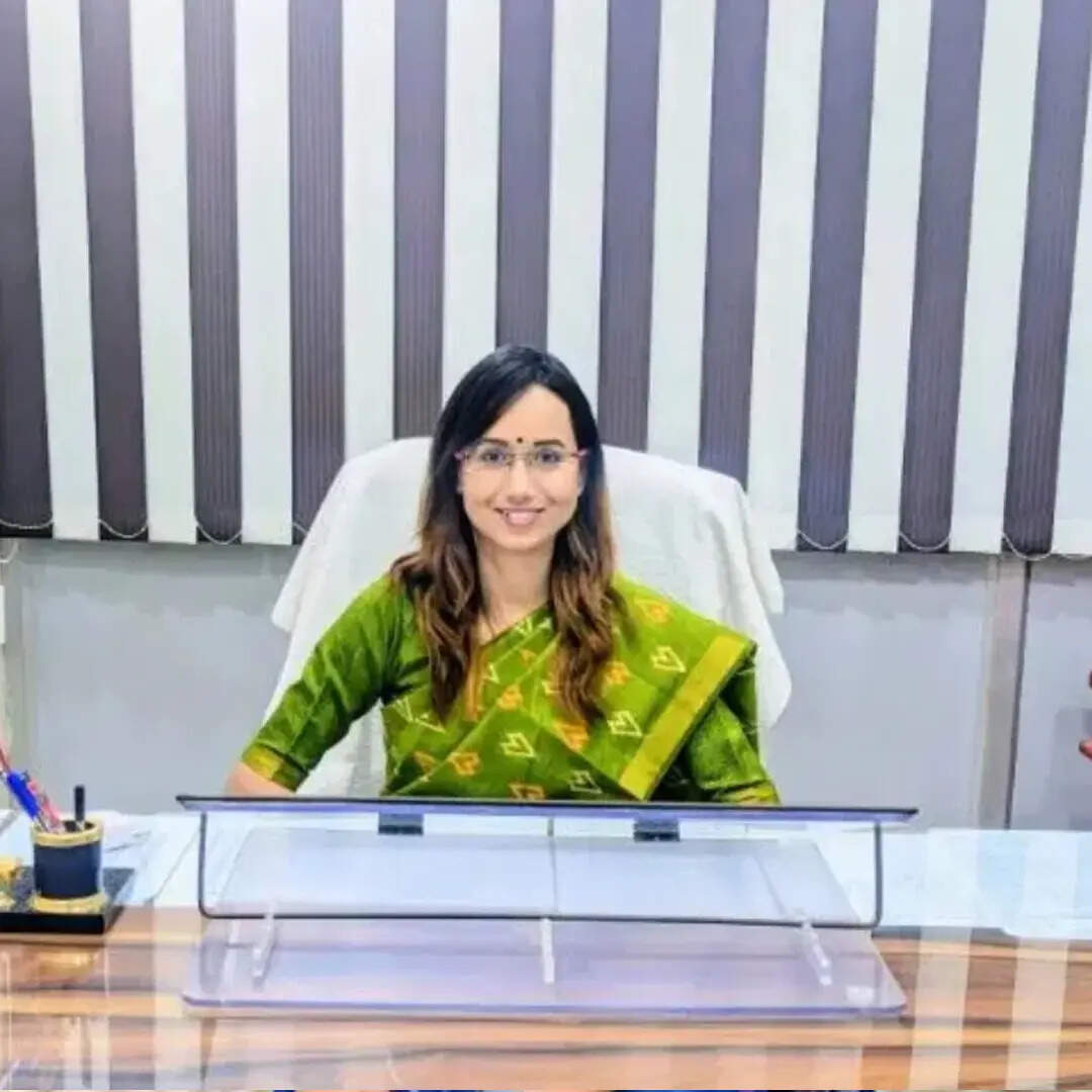 Who is IAS Krati raj who raided in ghoonghat Know krati raj ...