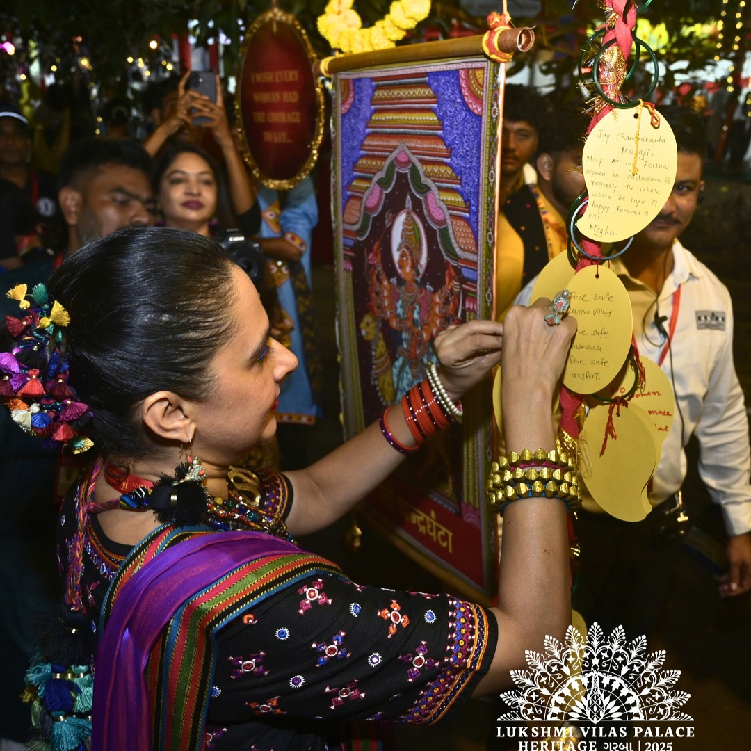भारत की सबसे सुंदर महारानी के घर में हो रहा दुनिया का बेस्ट गरबा ...