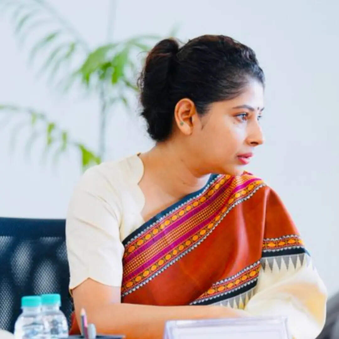 IAS Smita Sabharwal Inspirational story wife of IPS officer Akun ...